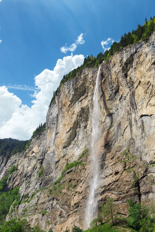 Beautiful Staubbach Falls in Picturesque Village Lauterbrunnen ...
