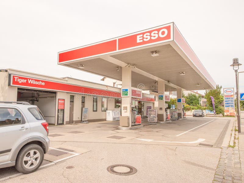 Stazione Di Servizio Di Esso Fotografia Stock Editoriale - Immagine di ...