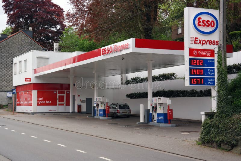 Stazione Di Servizio Precisa Di Esso Fotografia Editoriale - Immagine ...
