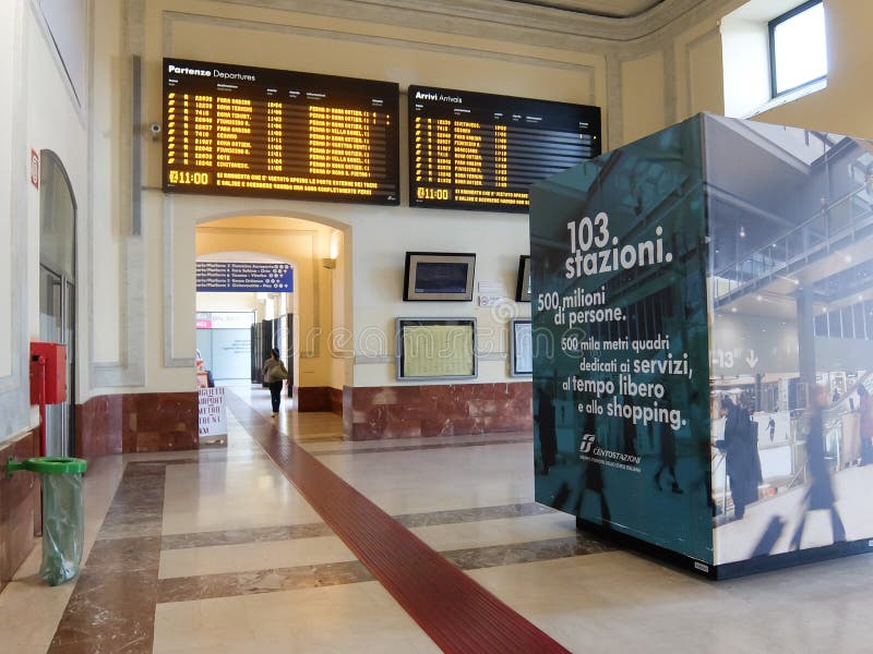 Stazione Ferroviaria a Roma Fotografia Editoriale - Immagine di arrivi ...