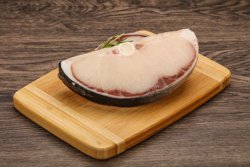 Steak De Requin Brut Servi Romarin Image stock - Image du viande, dîner ...