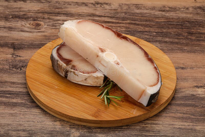 Steak De Requin Brut Servi Romarin Photo stock - Image du délicieux ...