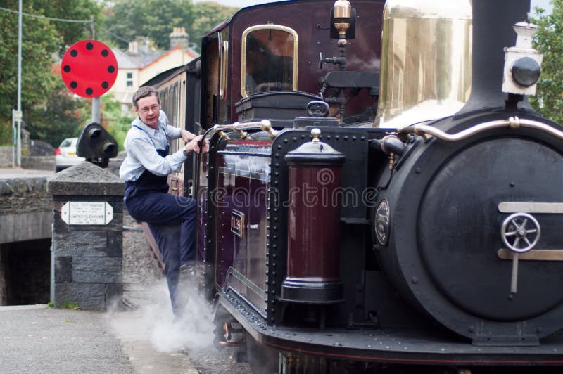 Steam train arriving editorial stock image. Image of engine - 31113494