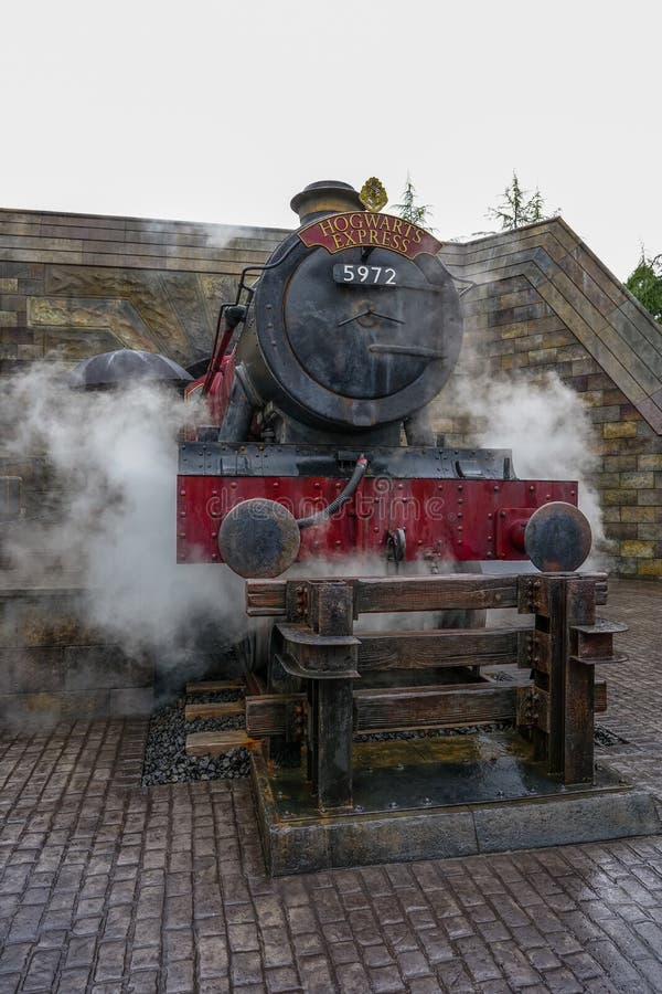 Steaming Hogwarts Express editorial photo. Image of park - 69624636