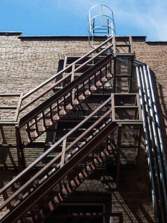 Stedelijke brandtrap stock afbeelding. Image of flat - 42489821