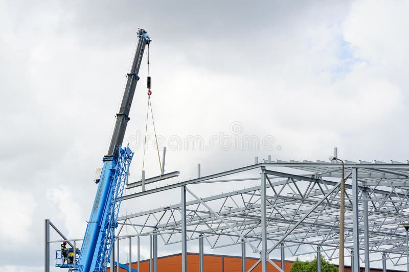 Steel Frame Structure Assembly Using Telescopic Boom Crane and Self ...