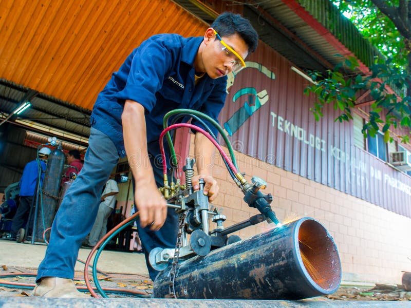 Steel pipe cutting editorial photography. Image of worker - 42537877