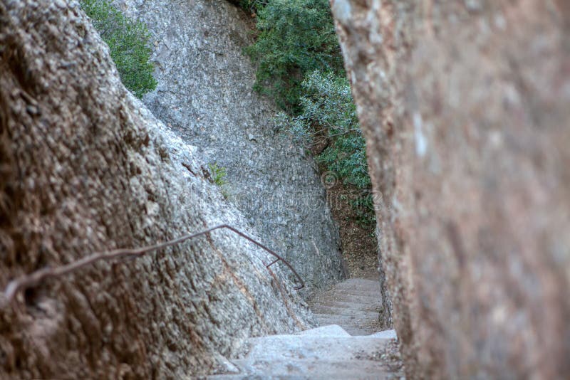 Steep Daalt Op Een Steentrap Stock Foto - Image of geweven, bergen ...