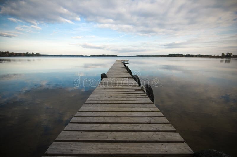 Junge, Der Auf Einem Steg Steht Stockfoto - Bild von unrecognizable ...