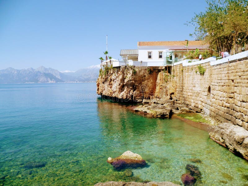 Steile helling en huis stock afbeelding. Image of historisch - 94161919