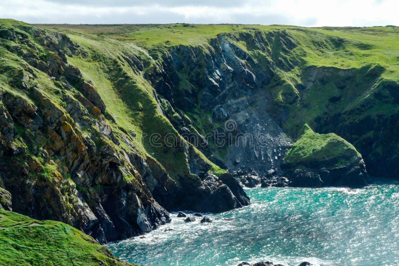 Steile Hellingen Rond Verticale Raamstijlinham, Cornwall Stock Foto ...