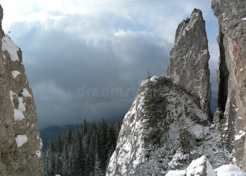 Steiler Berg stockfoto. Bild von nave, bewölkt, kalkstein - 4210556