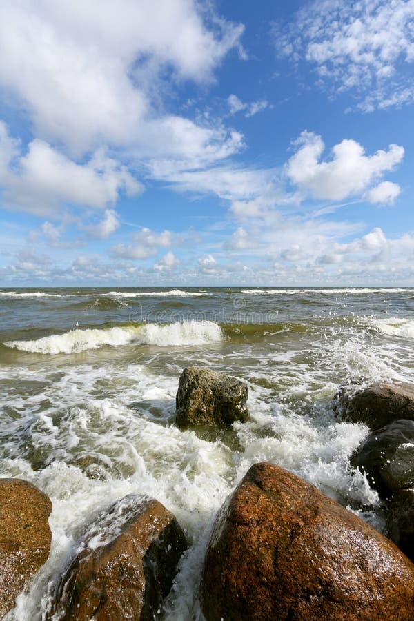 Stein auf dem Strand stockfoto. Bild von wolke, idyllisch - 15972176