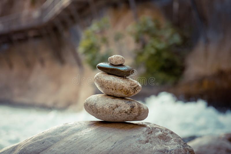 Steine Balancieren Und Wellnessbadekurortkonzept Im Wasserfallwald ...