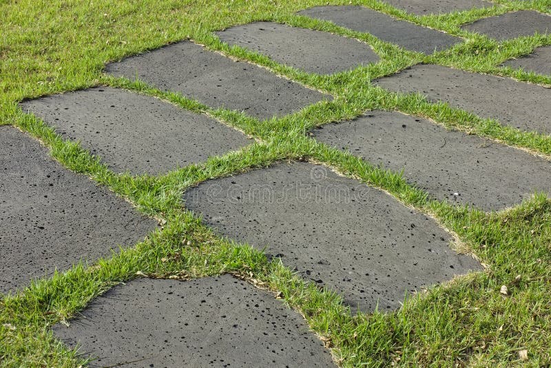Straße Gepflastert Mit Stein Im Rasen Stockbild - Bild von gras ...