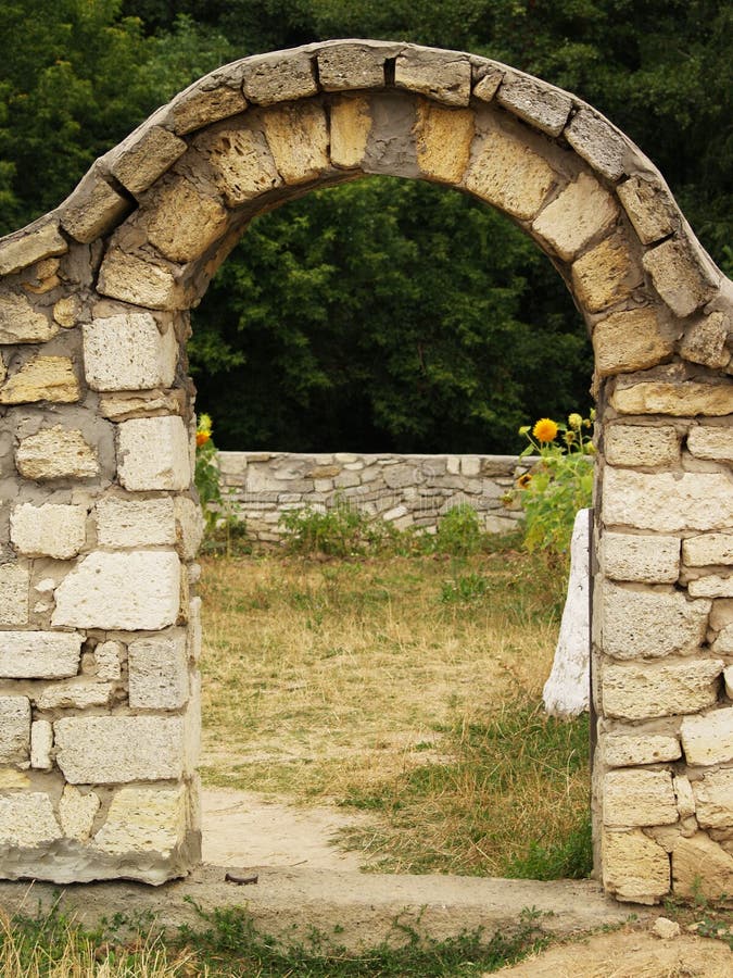 Steinbogen im Dorf stockfoto. Bild von dorf, steinbogen - 100292792