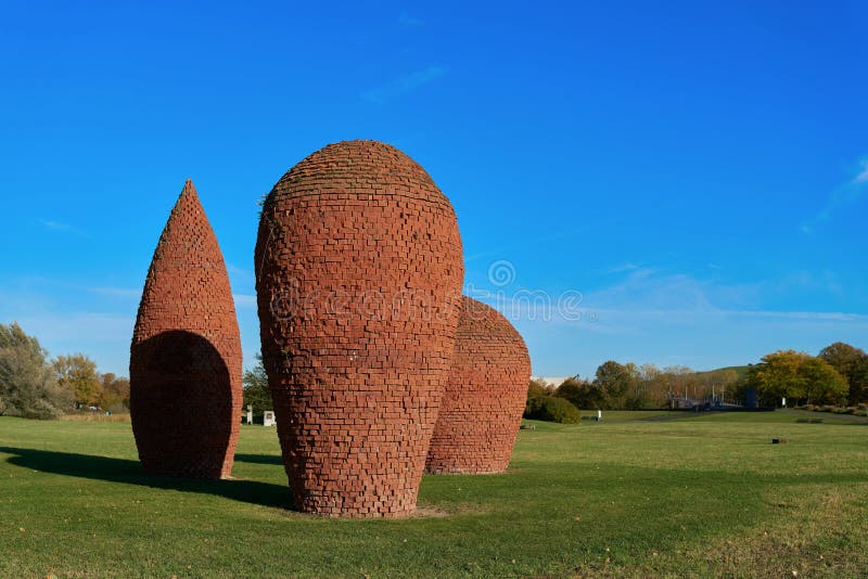 Steine Aus Den Ruinen Des Zweiten Weltkrieges Im Elbauenpark in ... Steine Aus Den Ruinen Des Zweiten Weltkrieges Im Elbauenpark in ...