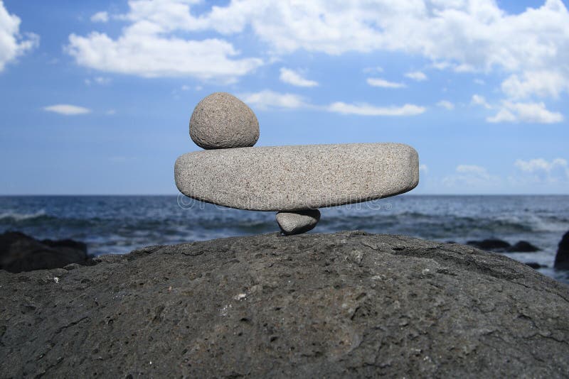 Steine In Der Balance Mit Dem Meer Im Hintergrund Stockbild - Bild von ...