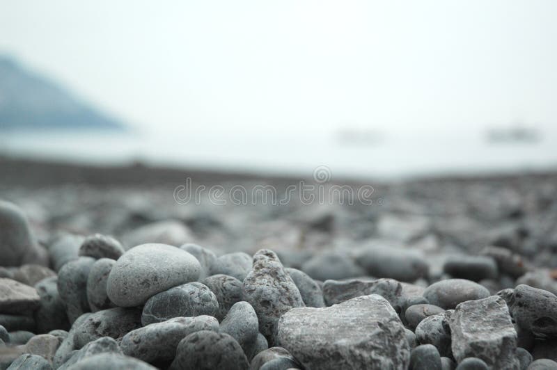 Kieselstrand stockbild. Bild von sand, ozean, rund, steine - 5013997