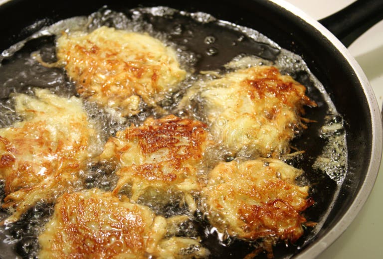 Steka hanukahlatkes arkivfoto. Bild av äppelmos, läckert - 304034