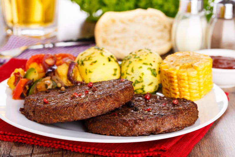 Stekar Med Grillade Veggies Arkivfoto - Bild av snabbt, grillfester ...
