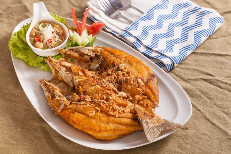 Stekt djup fisk arkivfoto. Bild av gourmet, matställe - 84020456
