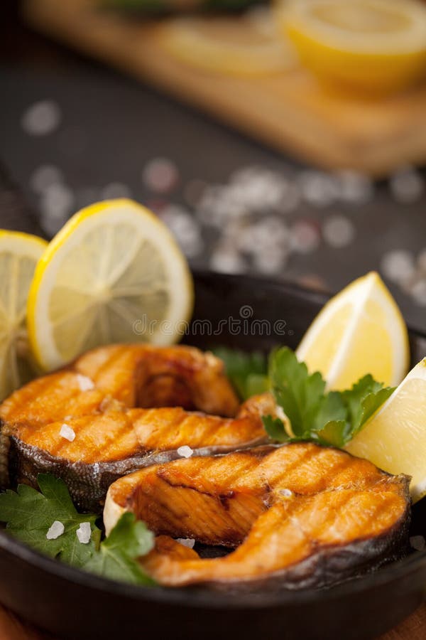 Stekt eller grillad fisk arkivfoto. Bild av olja, steka - 108938602