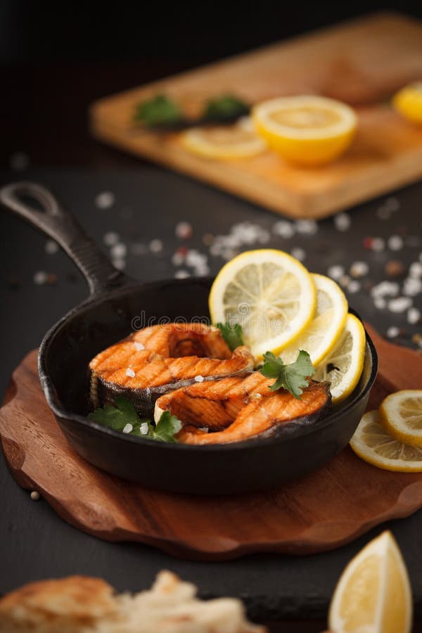 Stekt eller grillad fisk arkivfoto. Bild av skaldjur - 111481450