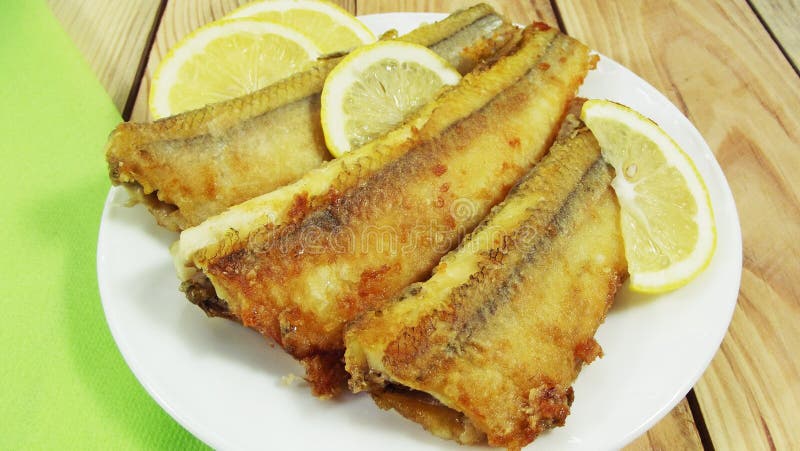 Stekt fisk fotografering för bildbyråer. Bild av platta - 104935031