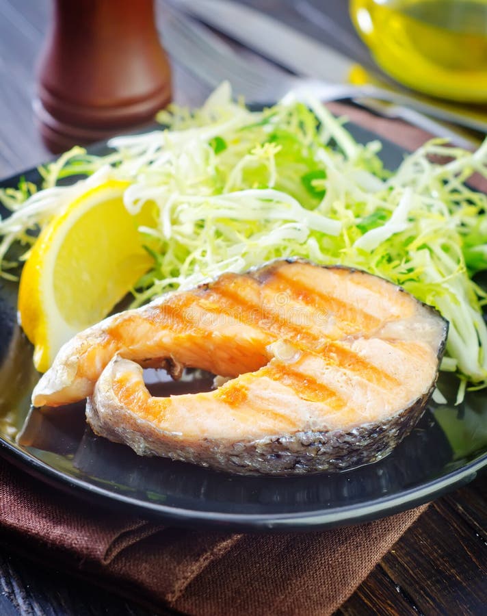 Stekt fisk arkivfoto. Bild av sallad, läckert, näringsrik - 120159560
