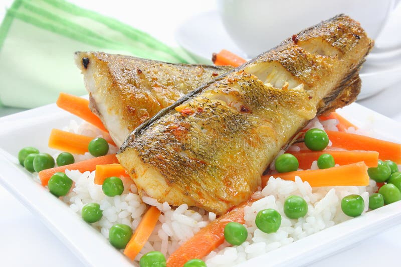 Stekt fisk med ris arkivfoto. Bild av kött, morötter - 37412294
