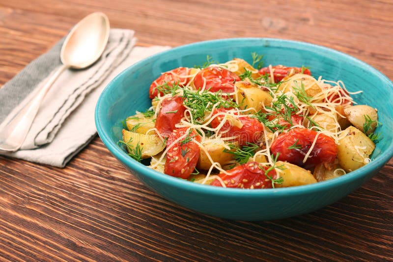 Stekt Potatis- Och Tomatsallad Med Ost Arkivfoto - Bild av snabbt, kokt ...