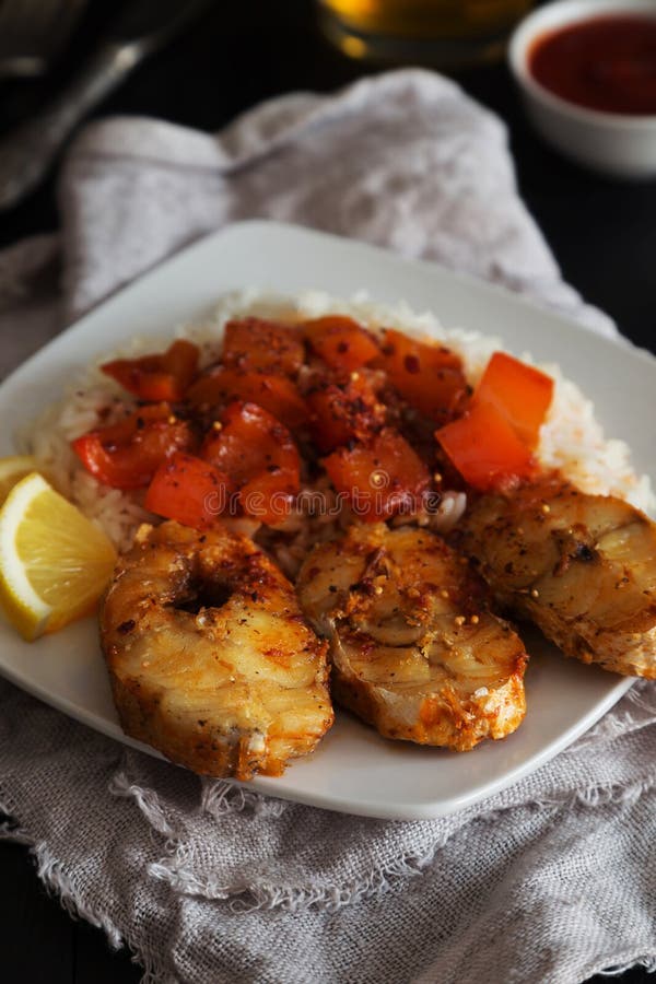 Stekt Torsk Med Ris, Peppar Och Citronen Arkivfoto - Bild av vertikalt ...