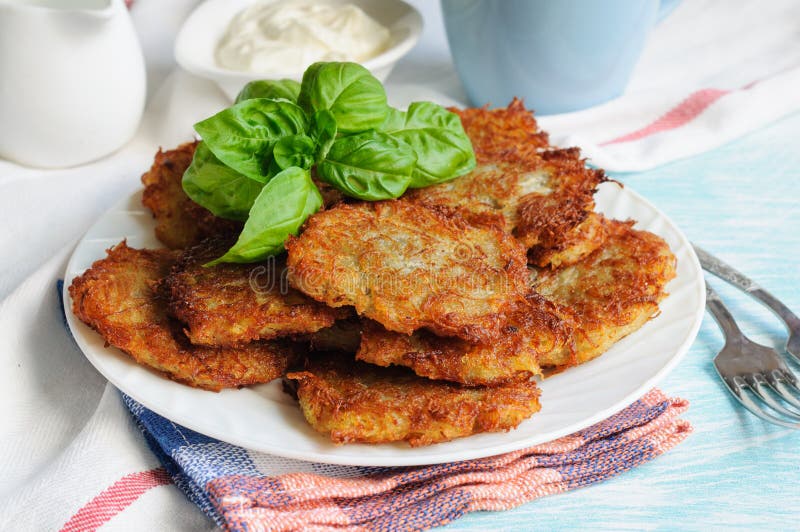 Stekte Raggmunkar Med Basilikasidor Arkivfoto - Bild av platta ...