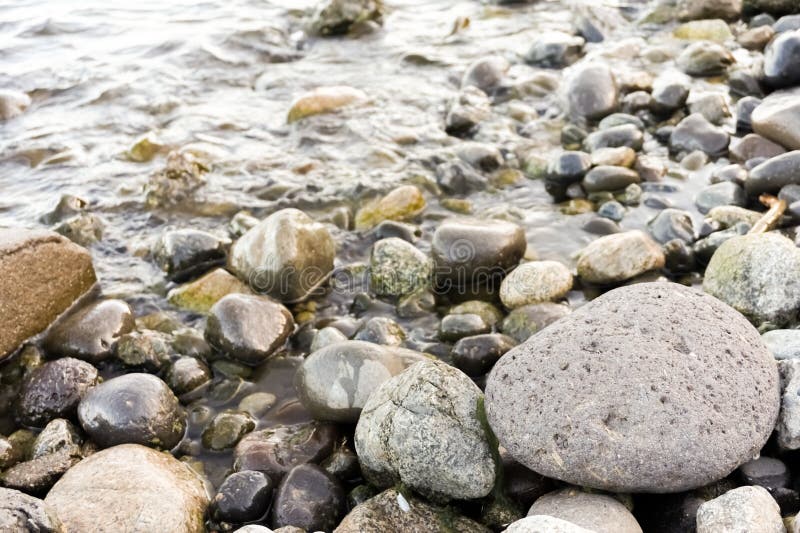 Stenen door de Rivier stock afbeelding. Image of kiezelstenen - 61760875