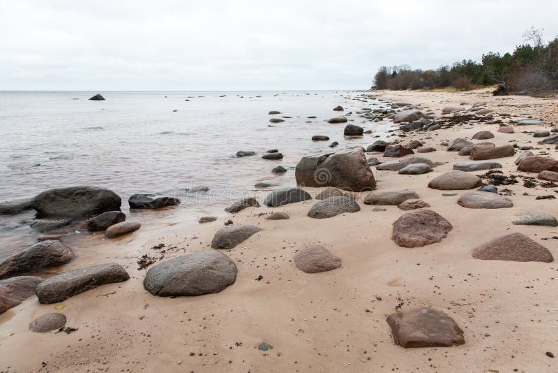 Stenig Strand Med Sand Och Kiselstenar Arkivfoto - Bild av strand, kust ...