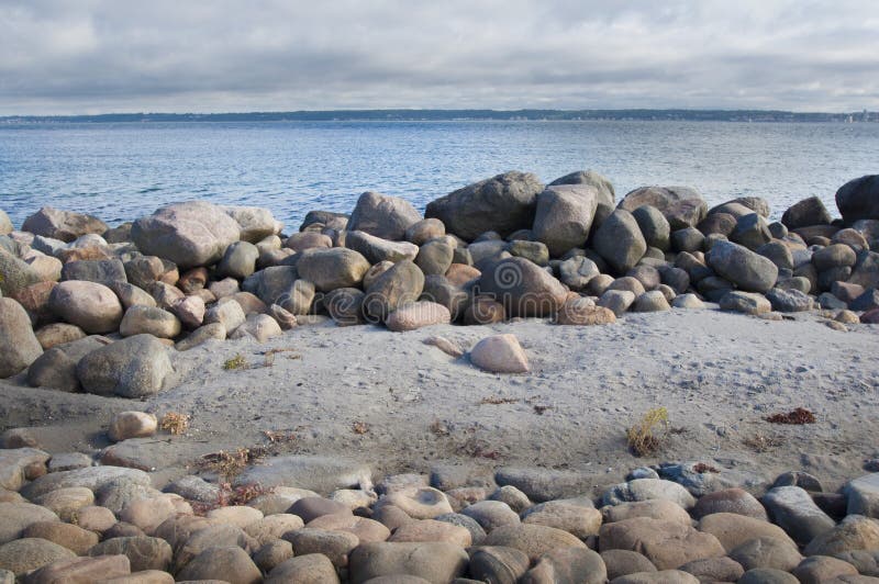 Stenstrand arkivfoto. Bild av vatten, sommar, bakgrund - 93094526