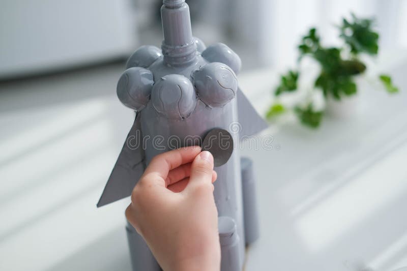 Step-by-step Instructions for Making Crafts from Improvised Materials ...