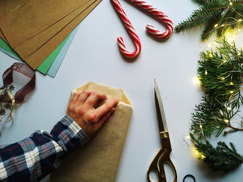 Step-by-step Instructions for Packing a Christmas Gift. DIY Gift ...