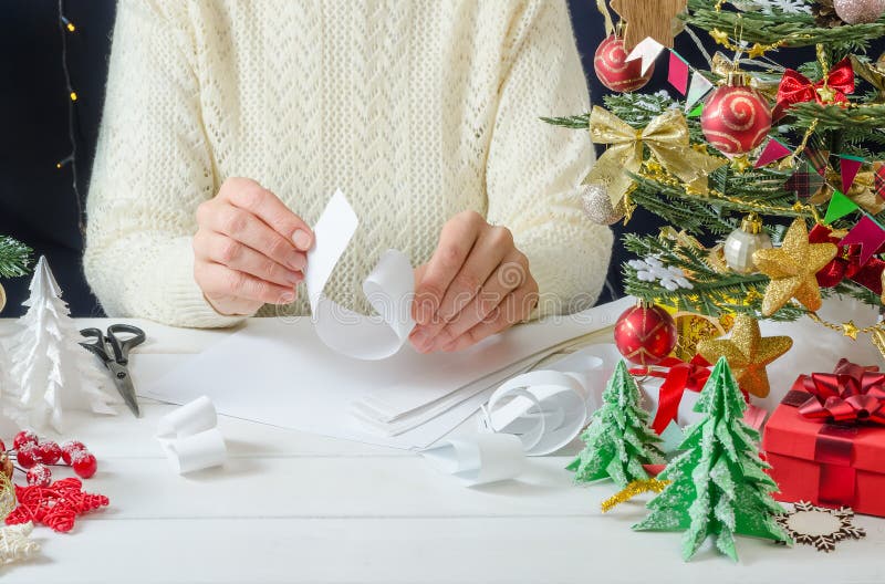 Step-by-step Photo Instructions for Making Christmas Paper Decor, Step ...