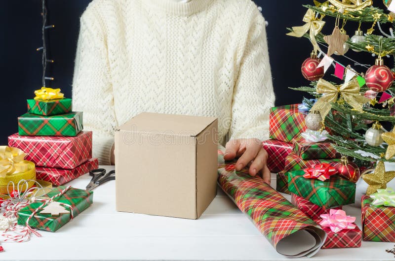 Step-by-step Photo Instructions for Packing a Christmas Gift, Step 1 ...