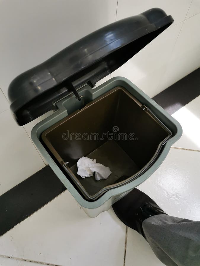 Step Trash Can Made of Plastic that Opens when the Lever is Stepped on ...