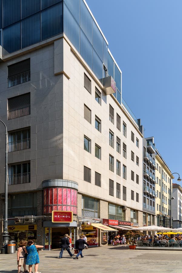 Stephansplatz Square in Vienna Editorial Photography - Image of people ...