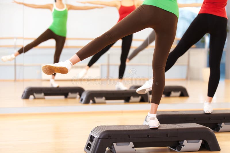 Stepp-Aerobic. stockfoto. Bild von lebensstil, leute - 35043626