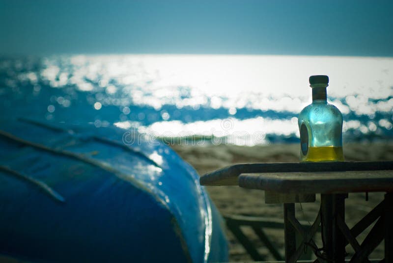 Sterke Drank En Boot Op Strand Stock Foto - Image of strand, drank: 2208080