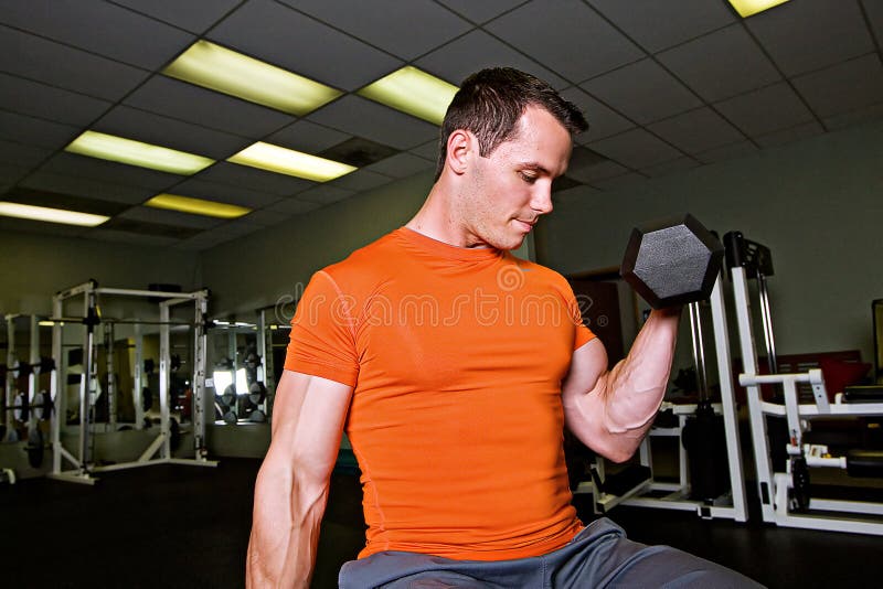 Sterke Man Tilt Gewichten Op Stock Foto - Image of geschiktheid ...