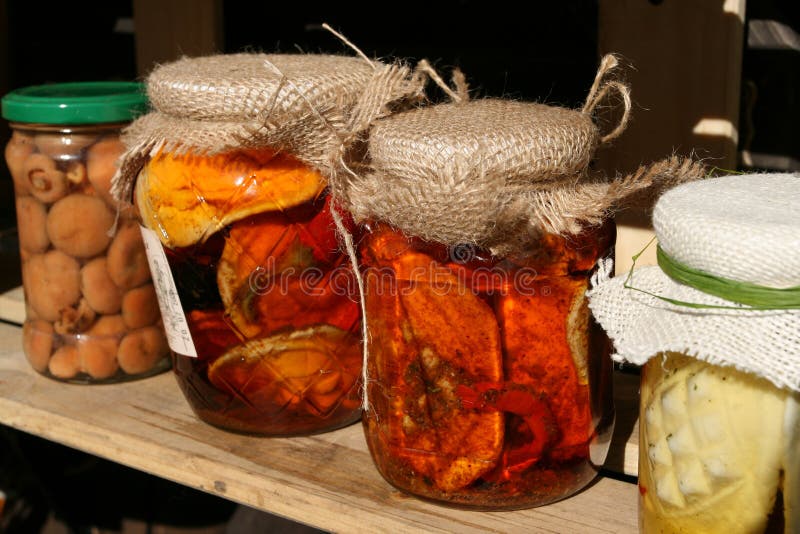 Selbst gemachte Konserven stockbild. Bild von gemüse, konserve - 3834583