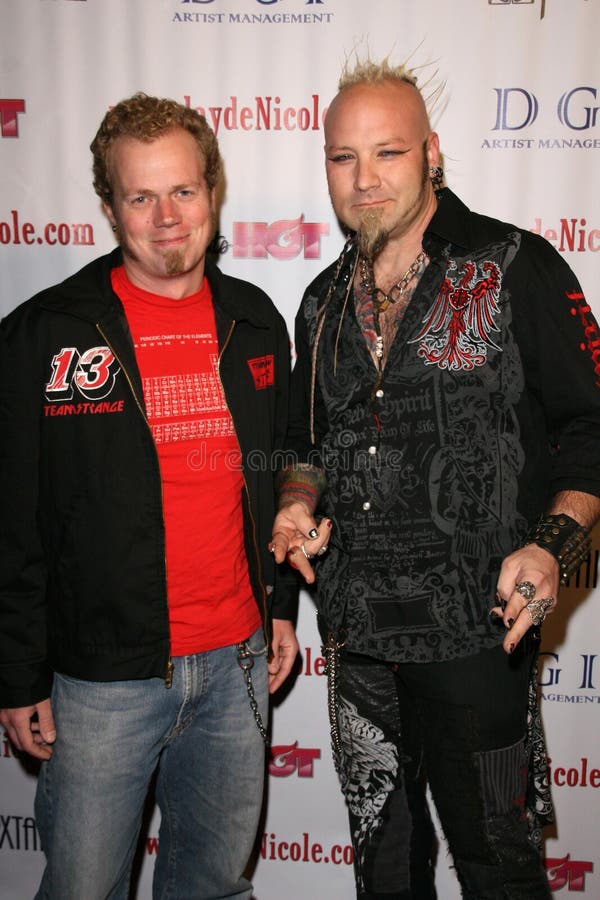 Steve Mccabe E Elvis Estranho Foto Editorial - Imagem de menina ...