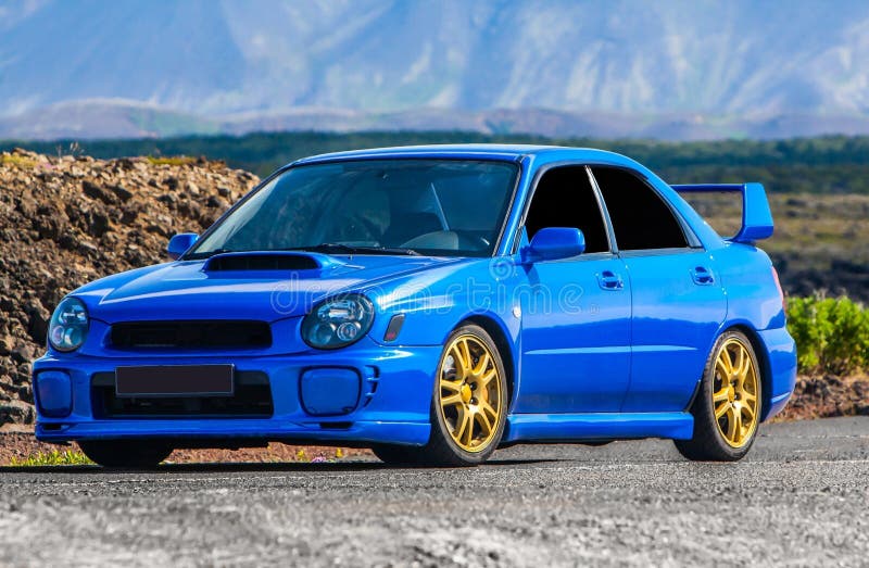 Coche rojo subaru. foto de archivo. Imagen de coche - 189314870