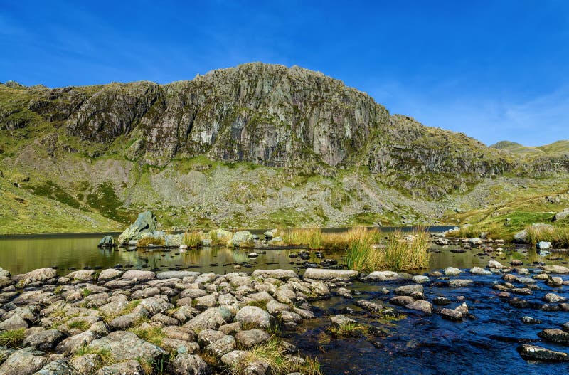 Stickle Tarn E Arca De Pavey Foto de Stock - Imagem de monte, calmo ...